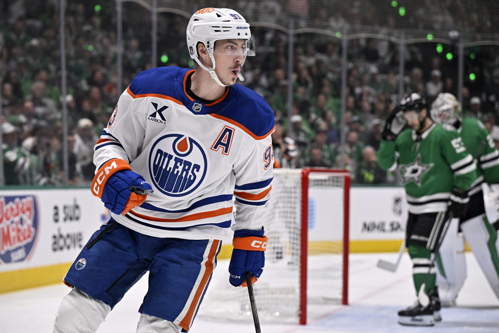 Skinner Earns 3rd Shutout of Playoffs as Oilers Beat Stars 3-0 in Game ...